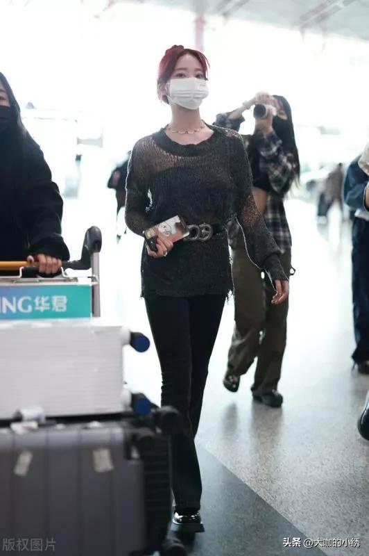 Zhang Zining appeared in Beijing Capital Airport with red hair - iMedia
