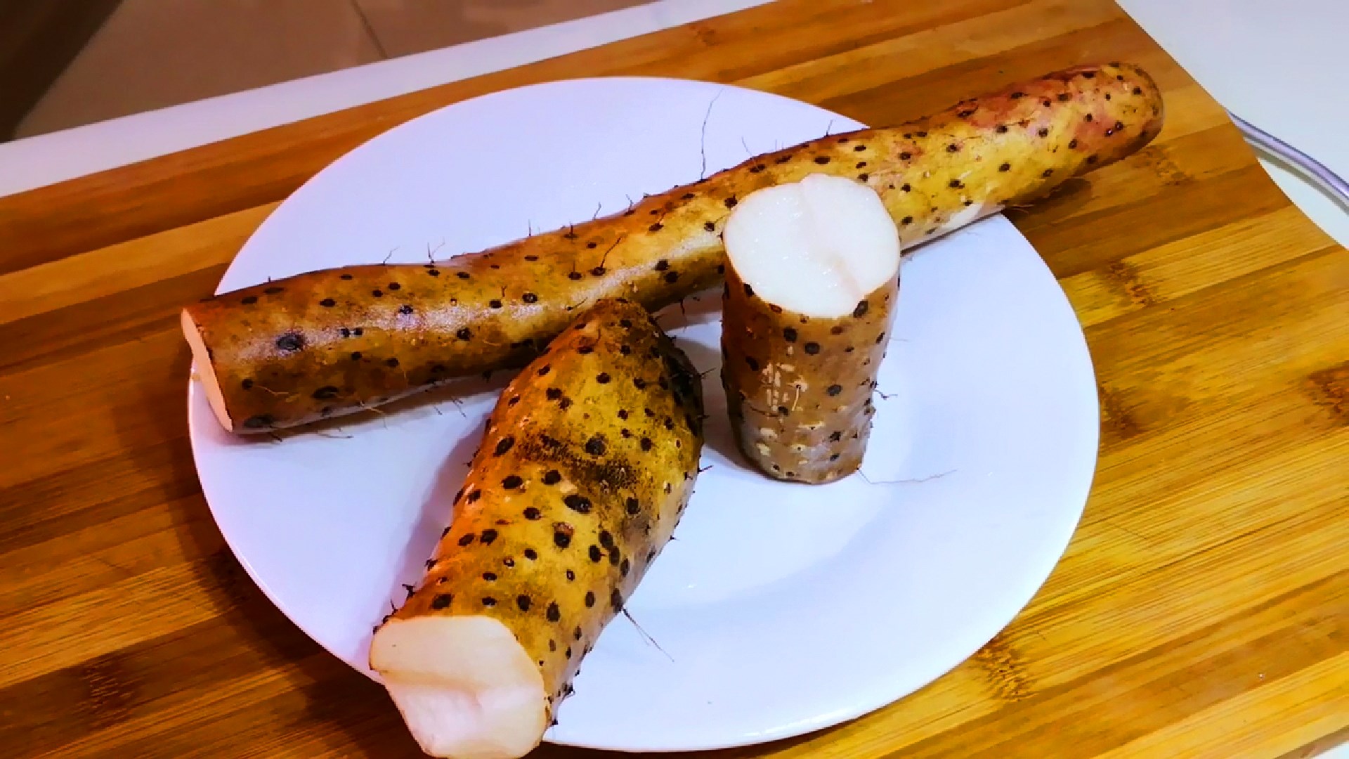 It turns out that peeling yam is so simple, a chopstick can do it ...