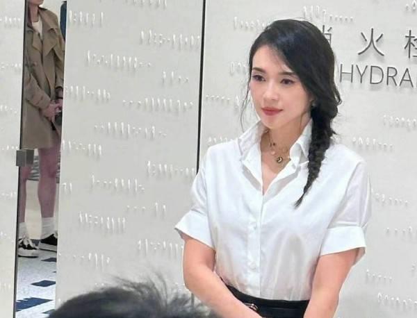 After her divorce, Zhang Ziyi showed a dignified smile in a black and ...