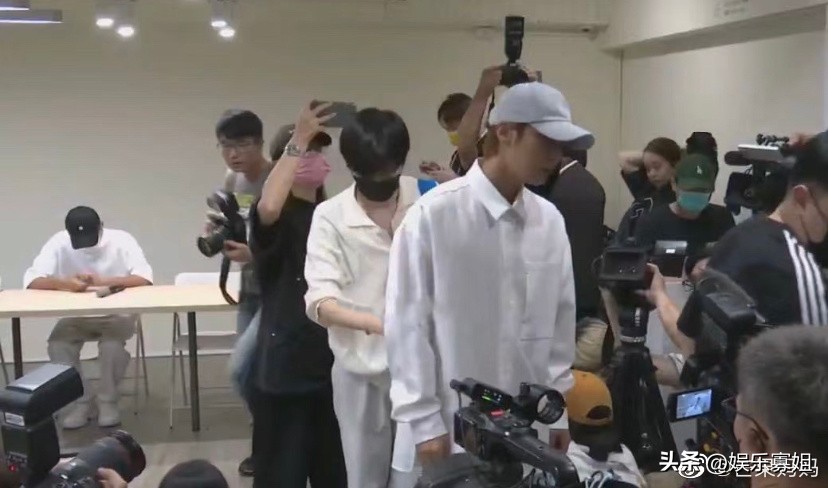 Aaron Yan bowed and apologized to Qiu Yaole, the victim bowed his head ...