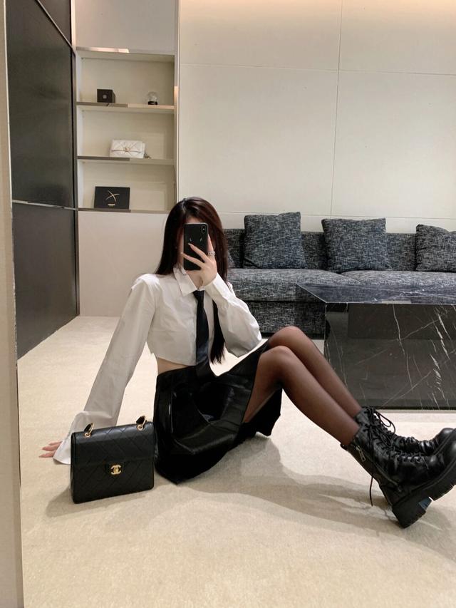 White JK shirt, black stockings and black short skirt, what a beautiful ...