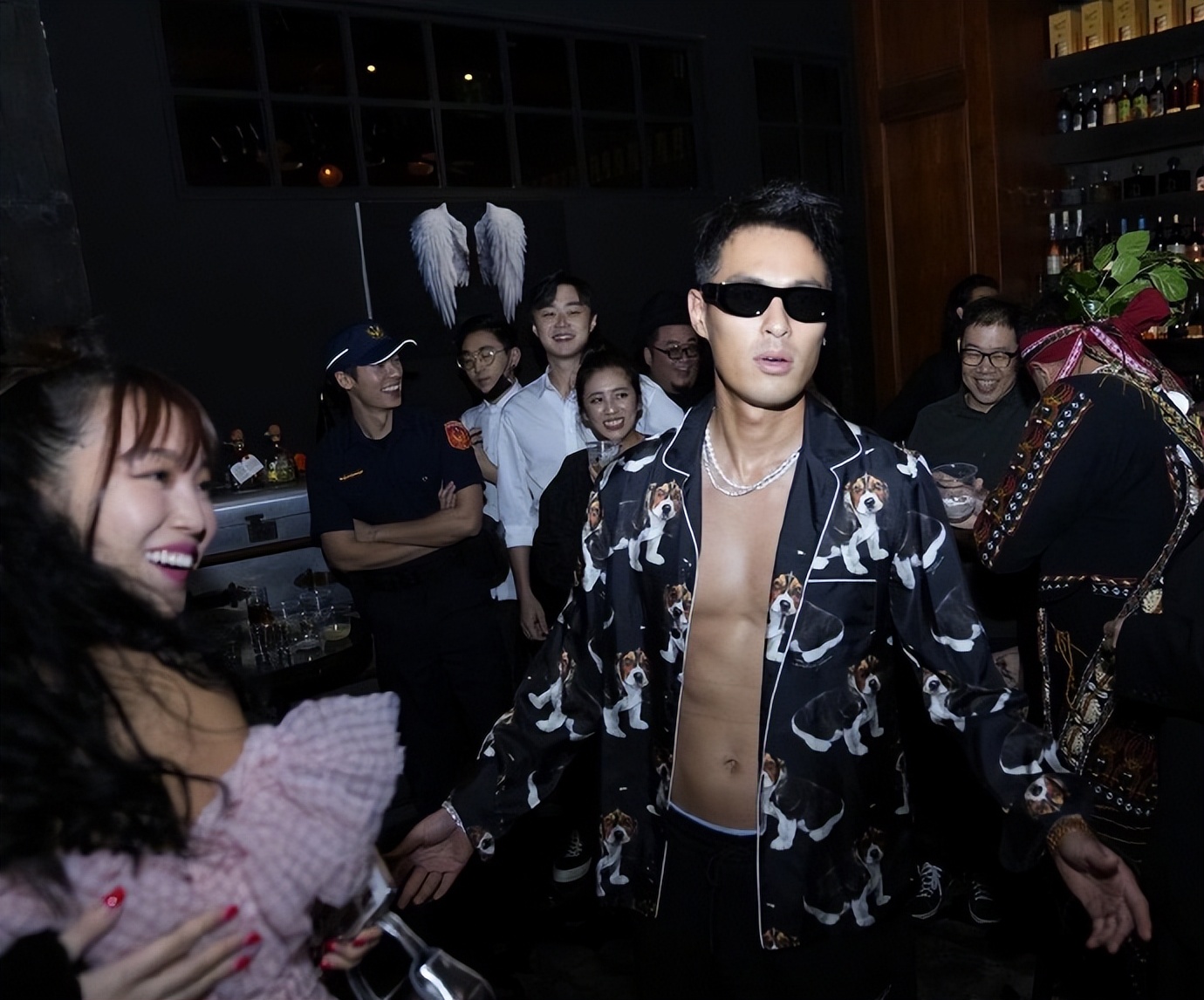 Yang Youning posted muscle photos late at night to celebrate the ...