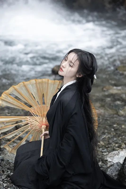 Falling Yannan in the dark, startled and sleepy, recalling lovesickness ...