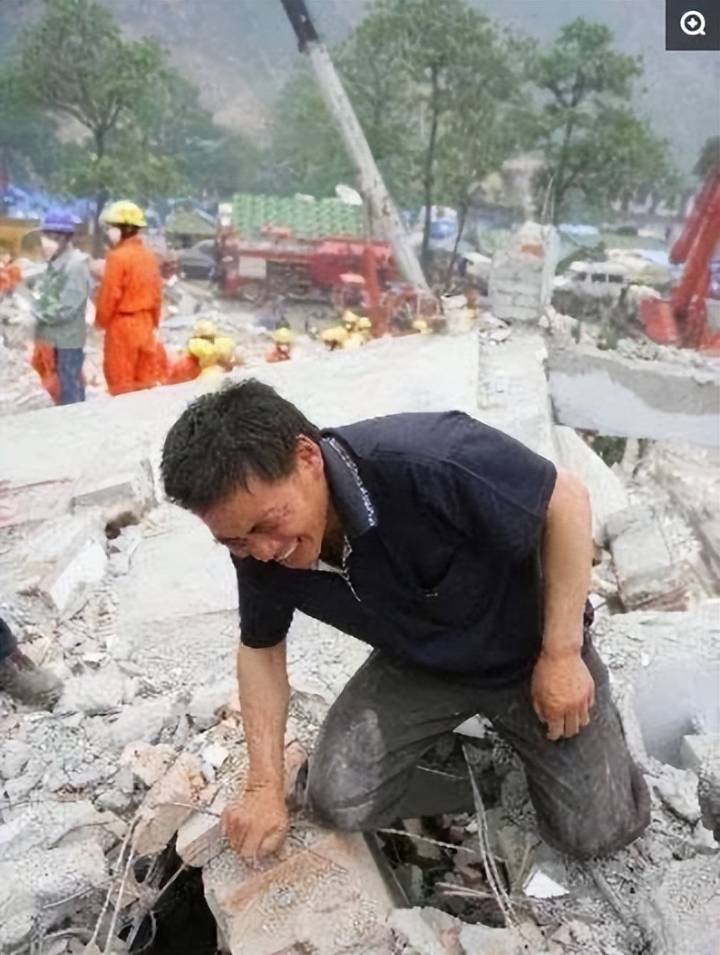 After the 2008 earthquake, Cheng Linxiang carried his son's body on his ...