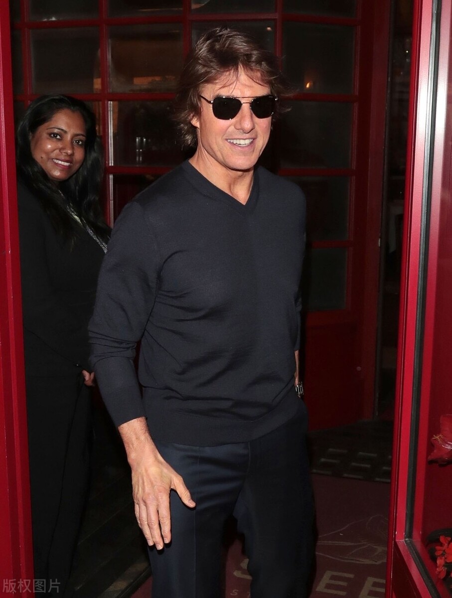 The legendary superstar Tom Cruise went to eat seafood, he walks very ...