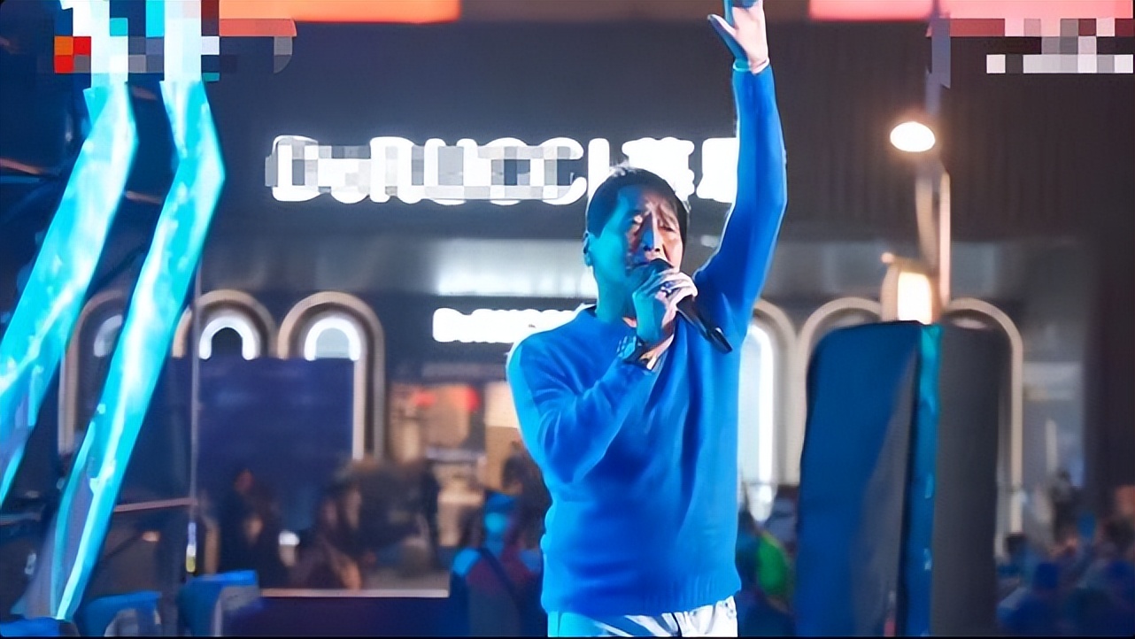 Qi Qin appeared in Changsha shopping mall, sang classic songs again and ...