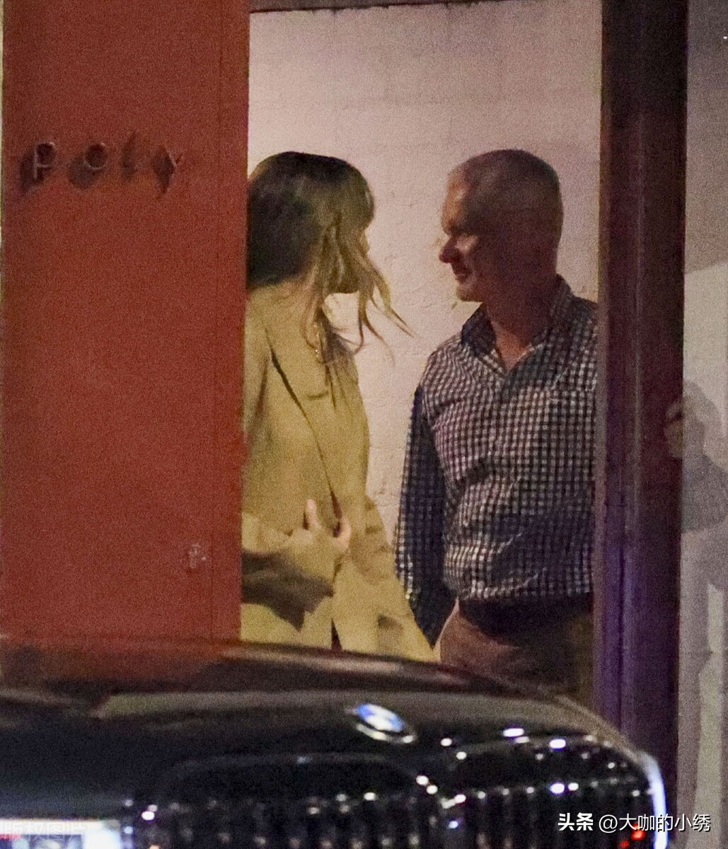 Margot Robbie leaves the bar looking dignified in a yellow suit - iMedia