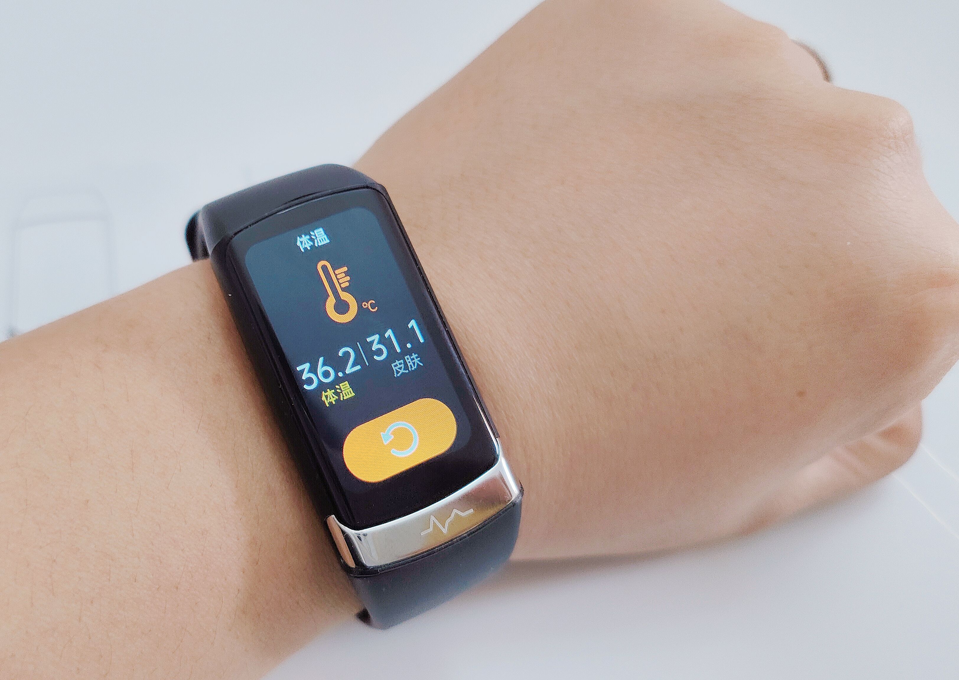 A health smart bracelet that monitors blood oxygen and body temperature ...
