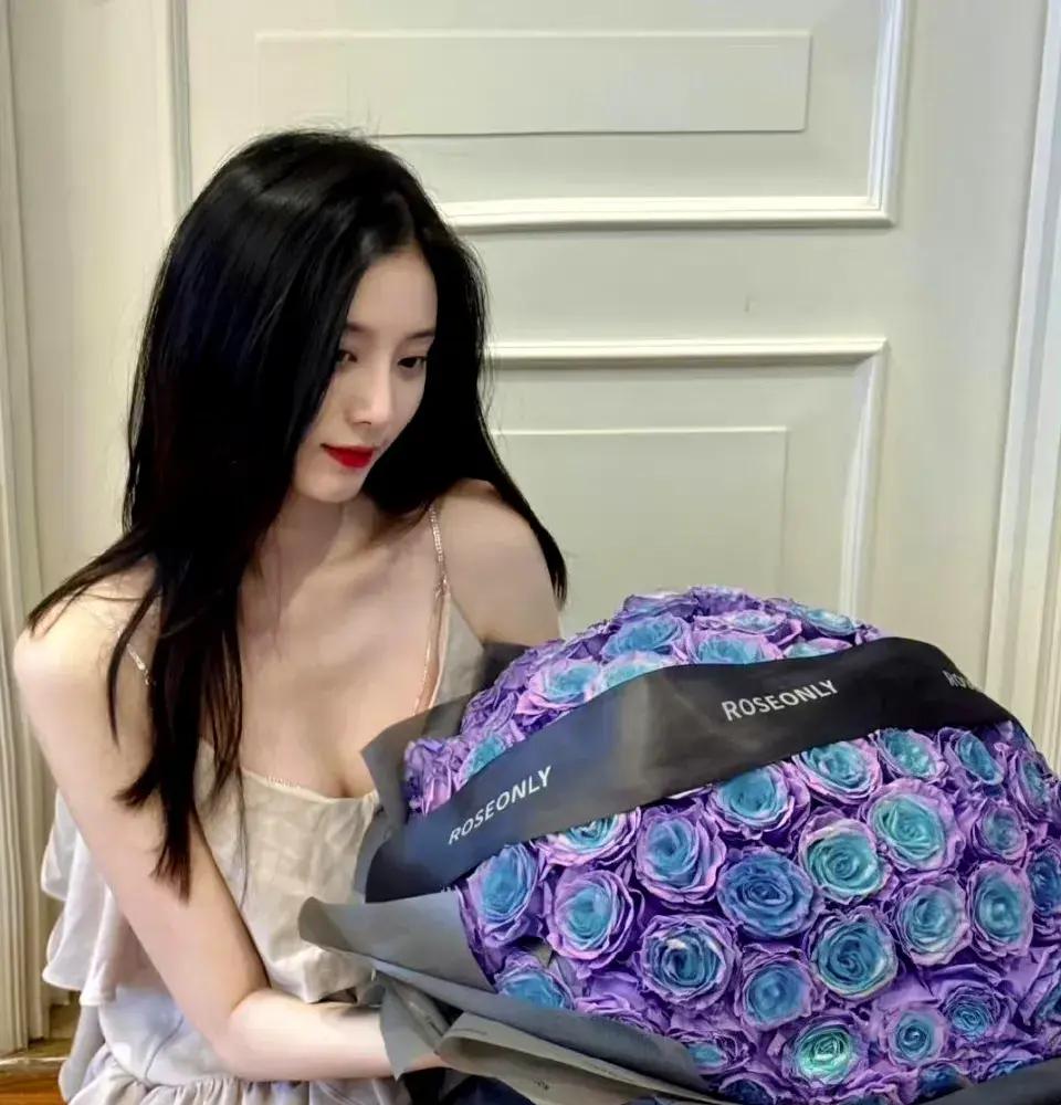 Xu Yiyang posted photos of roses, Huang Zitao's brand is better at flirting than mine? - iNEWS