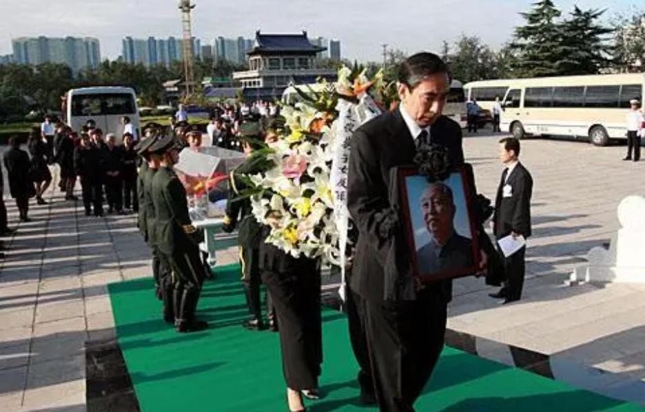 Hua Guofeng passed away in 2008. Before and after the funeral, 4 ...