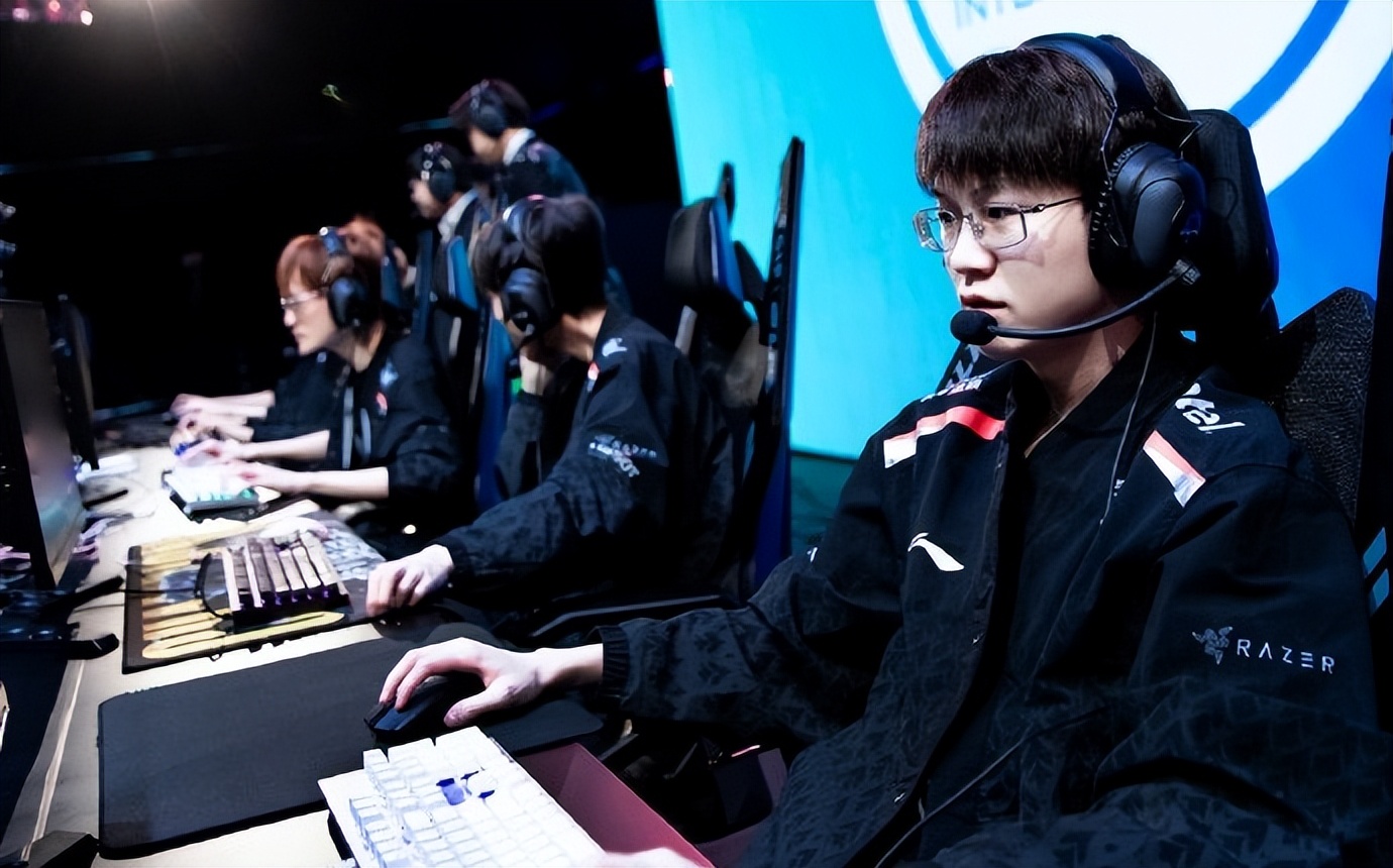 JJPLAY電競報：EDG擊敗OMG！教練帶病BP，Leave感謝Uzi引全場歡呼 - 頭條匯