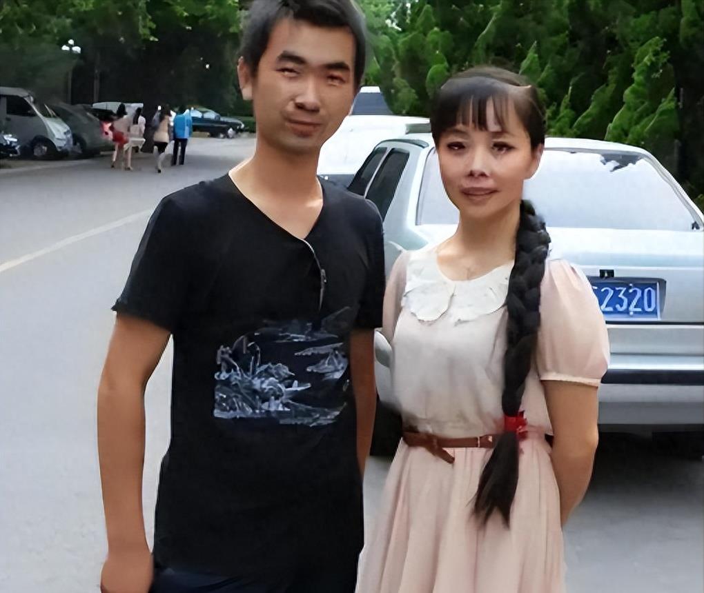 Famous singer Wang Erni: She earns one million a year but is married to ...