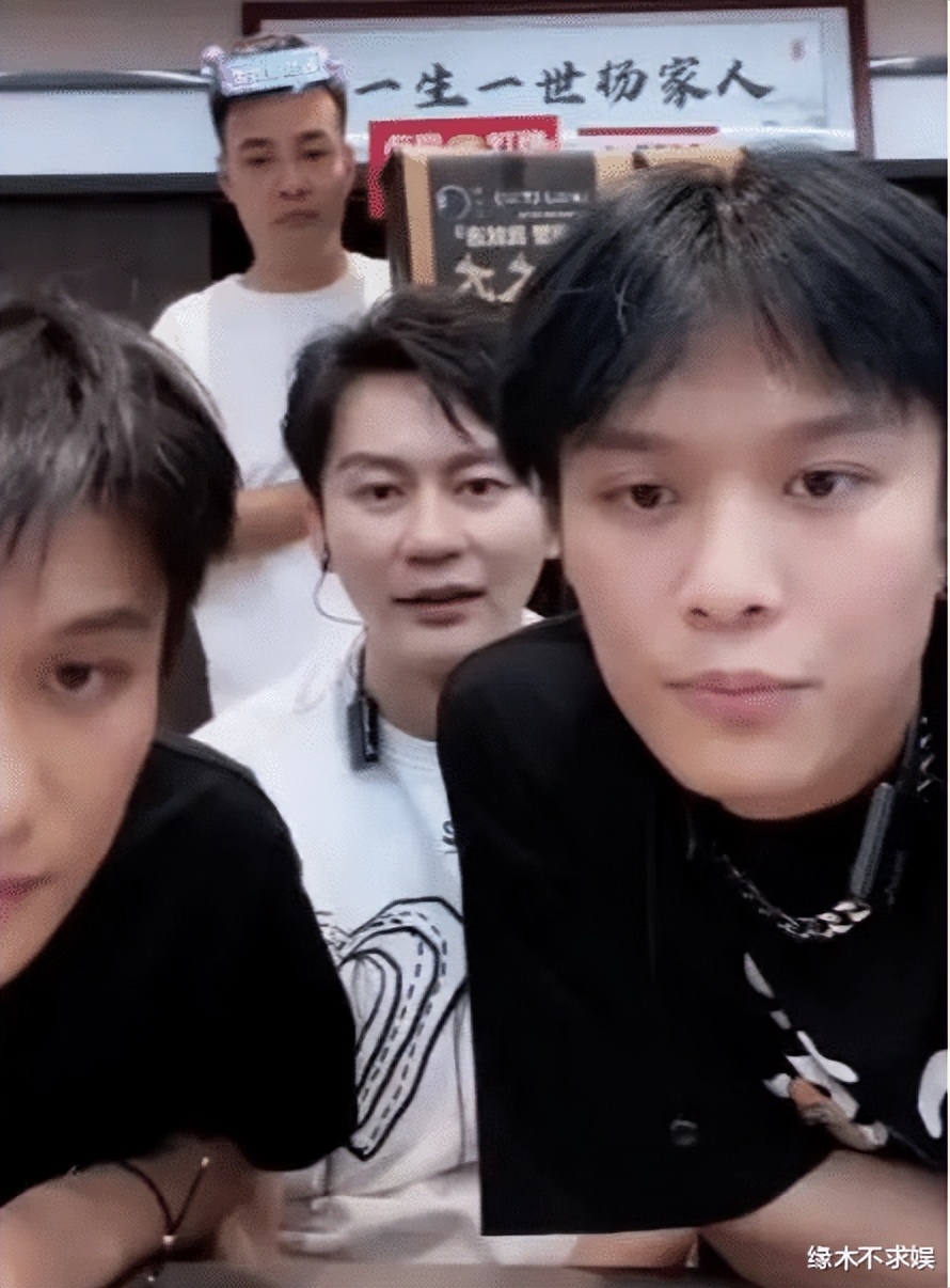 41-year-old Wang Dongcheng sells shapewear on live broadcast, and sings ...