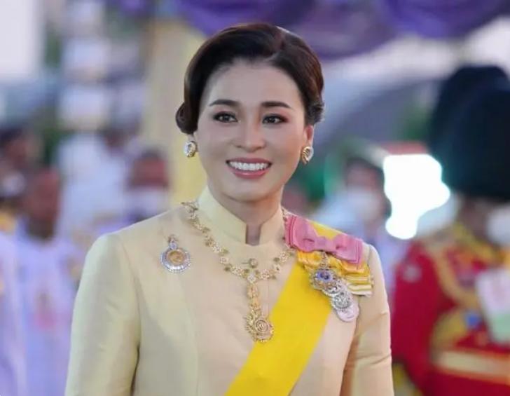 The scenery of Sutida accompanied the driver on the poster, showing off his grace and happiness ...