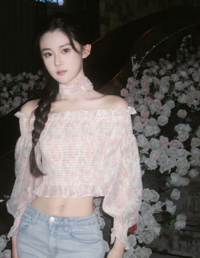 Actress Shao Yuqi shared a photo with flowers, wearing a strapless navel dress, she is more ...