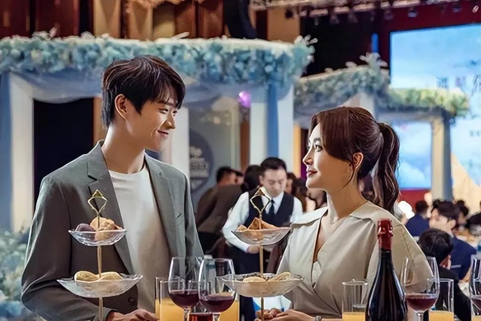 Qin Lan and Wei Daxun appeared after the turmoil, wearing a couple hat and holding an umbrella ...