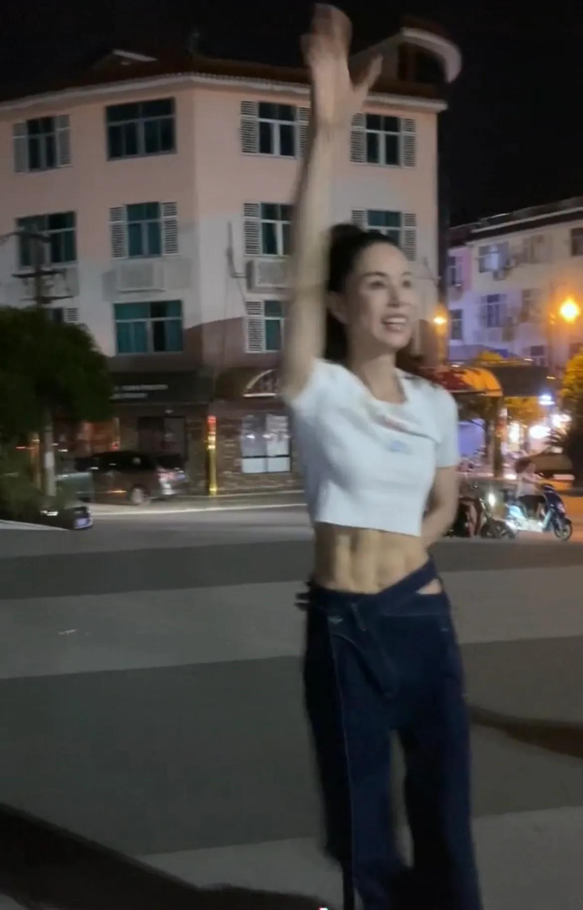 57-year-old Li Ruotong danced in the square to show off her abdominal ...