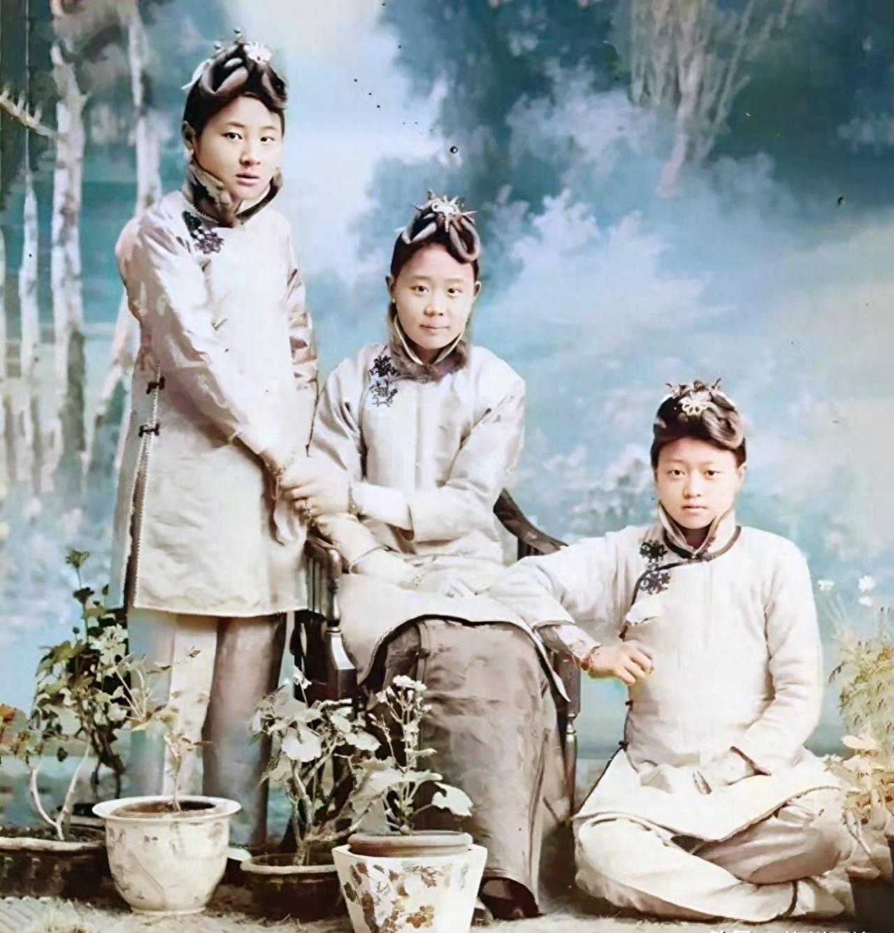 Old photos: women studying Peking Opera, six wives of Qing officials ...