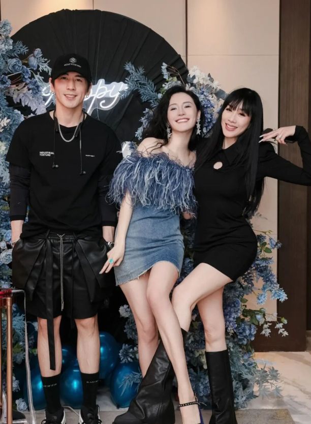 Yao Di participated in Sun Jingjing's birthday party, and she was in ...