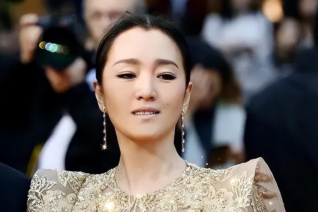 Gong Li and her husband walked the red carpet in Cannes, dressed in a ...