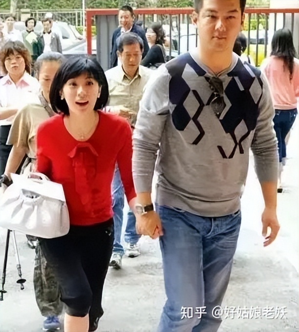 Alyssa Chia and her ex-husband in the same frame: she tore up her bed ...