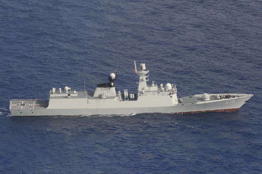 054A is approaching Taiwan Island, Taiwan warships are in front, and the People's Liberation ...