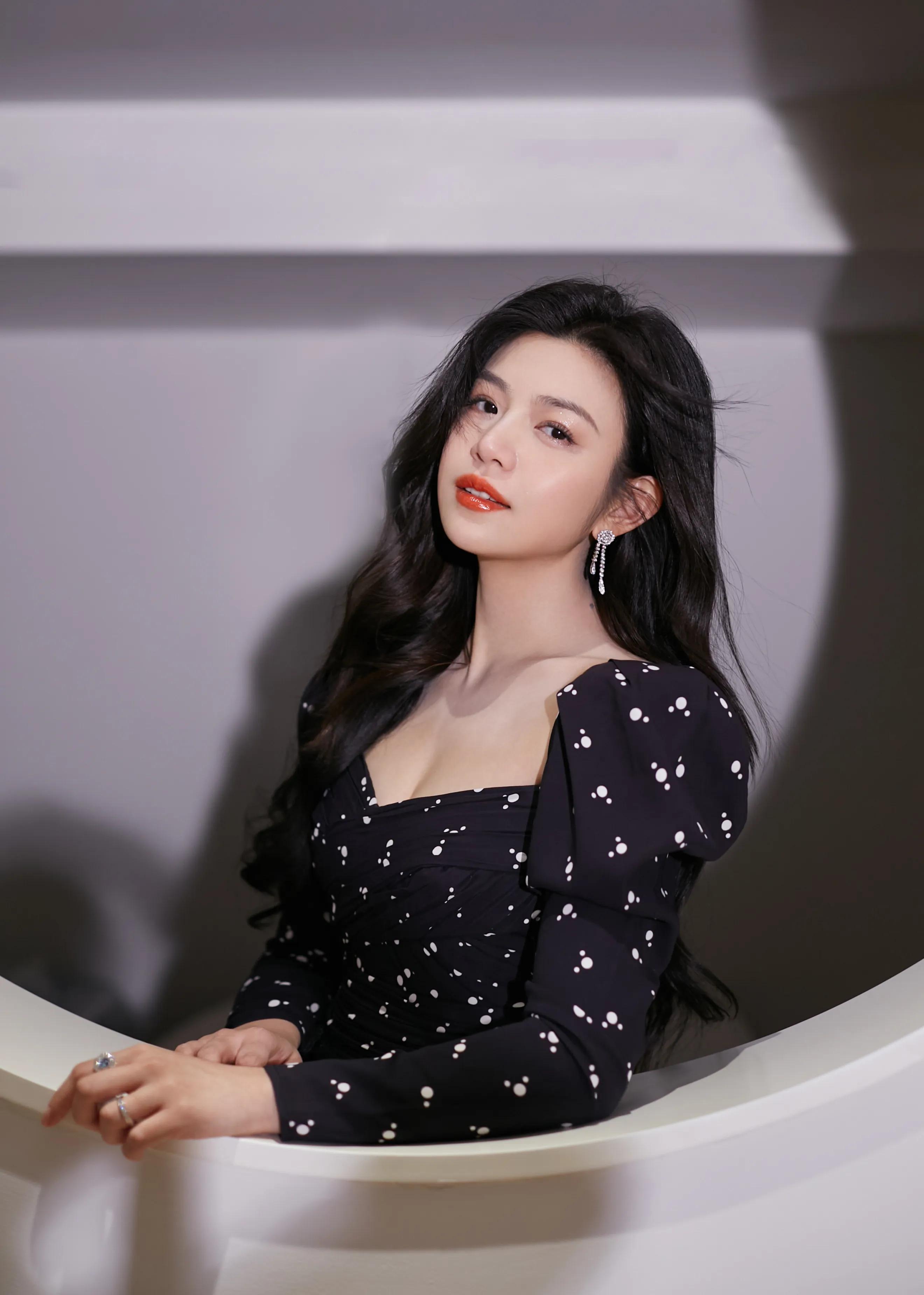 Chen Yanxi and his wife show affection and sweet interaction - iNEWS