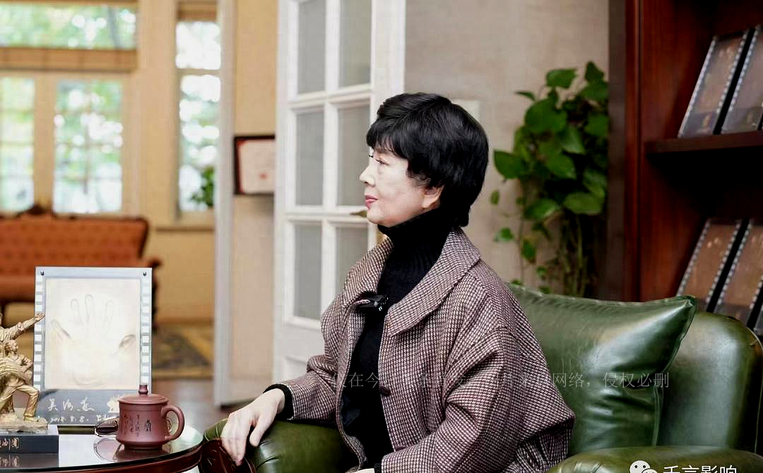 Tong Ruixin, the leader of the Shanghai Film Actors Group, together ...