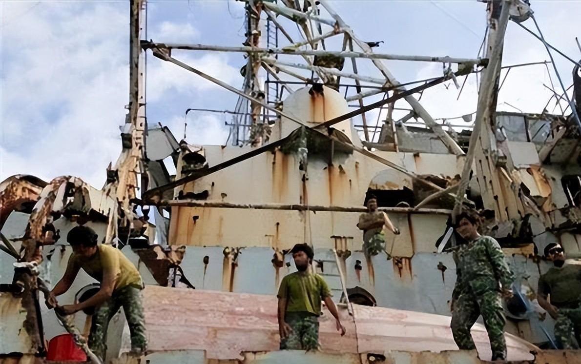 Filipino soldiers "stranded" on the landing ship on Second Thomas Shoal ...