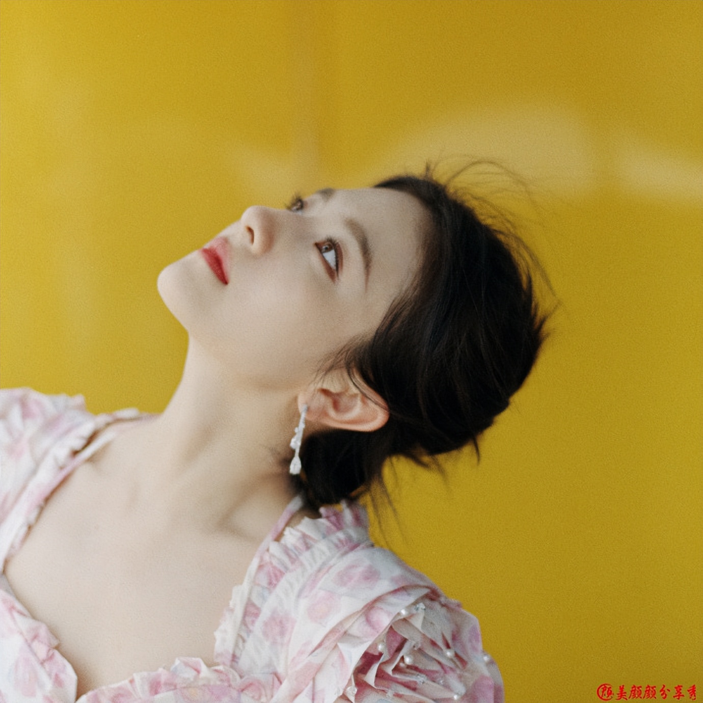 Gentle Li Randi's shallow smile is very charming - iNEWS