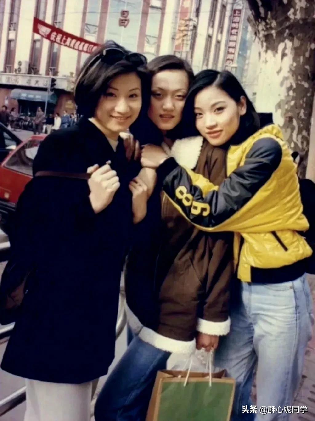 Old photos taken in China's streets in the 1990s, three women are well ...