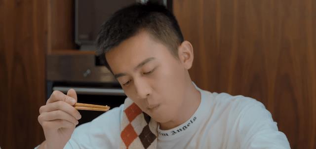 Sentence: Looking for Marathon to be the peacemaker, Qi Heng's head is ...