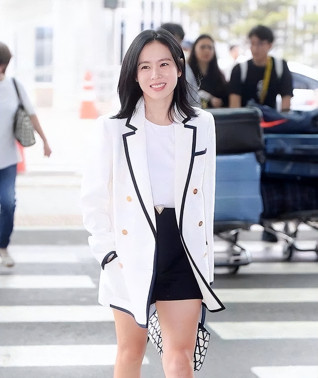 Son Ye-jin's postpartum comeback is still elegant and beautiful! Snow-skinned, jade-looking ...