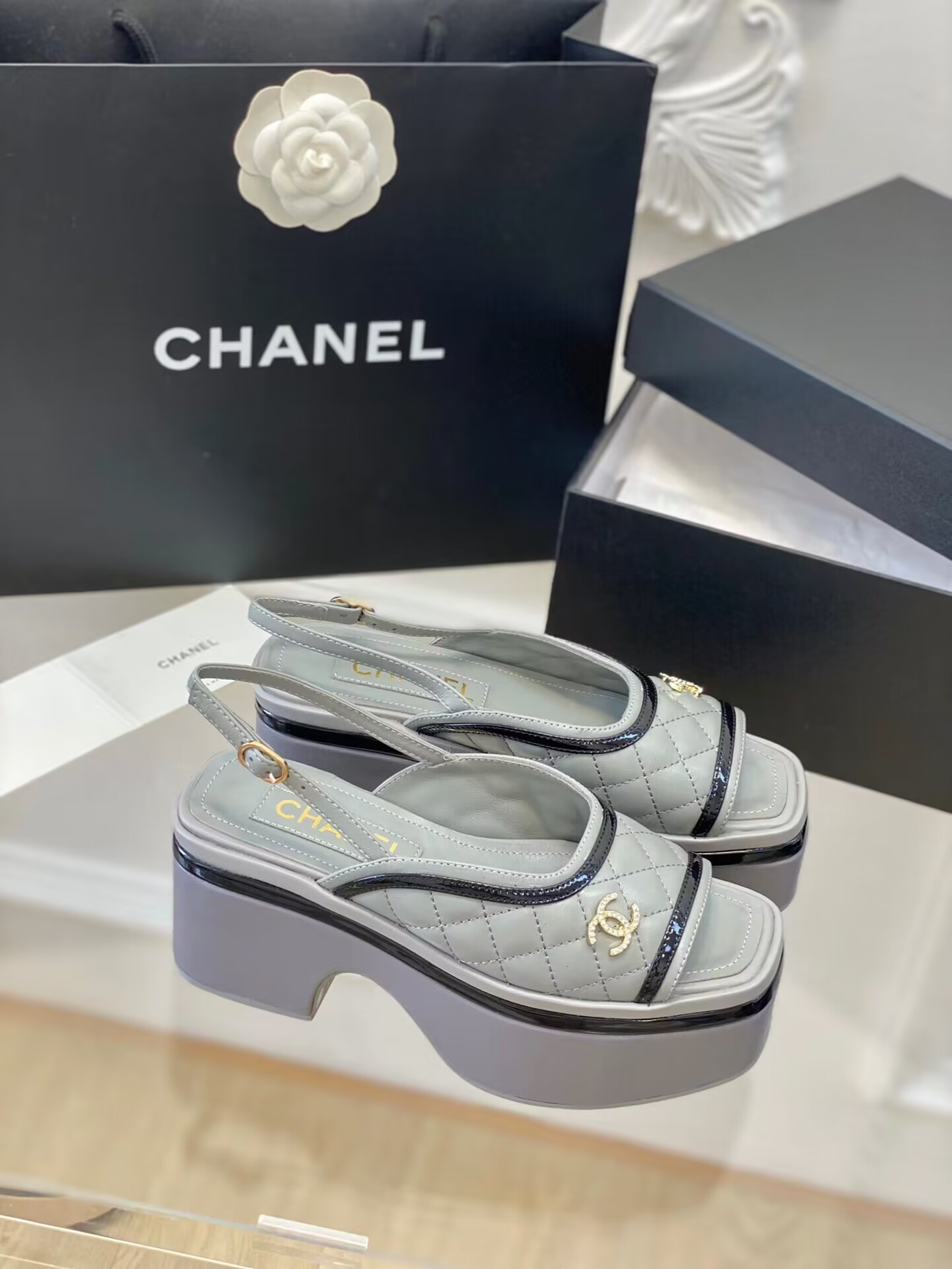 A pair of Chanel platform sandals are really fragrant in the hot summer ...