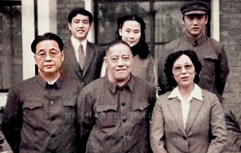 In 1984, politician Li Peng took a family photo - his wife Zhu Lin and ...