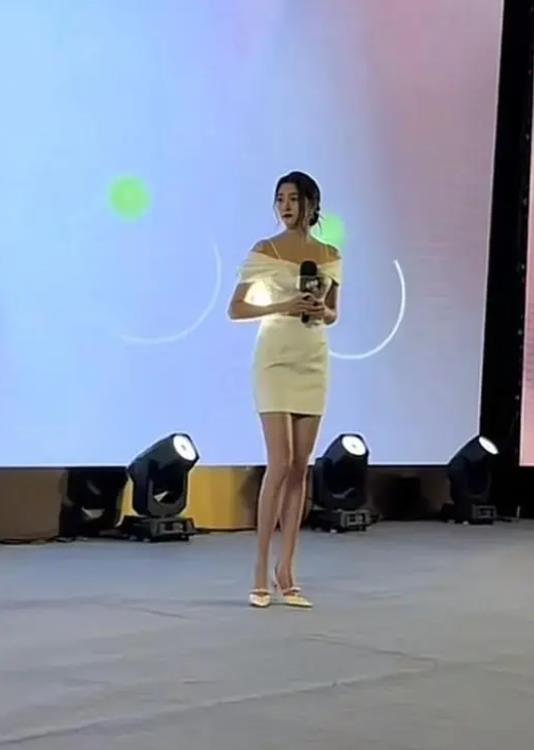 Guan Xiaotong's dress caused controversy, the white short skirt ...