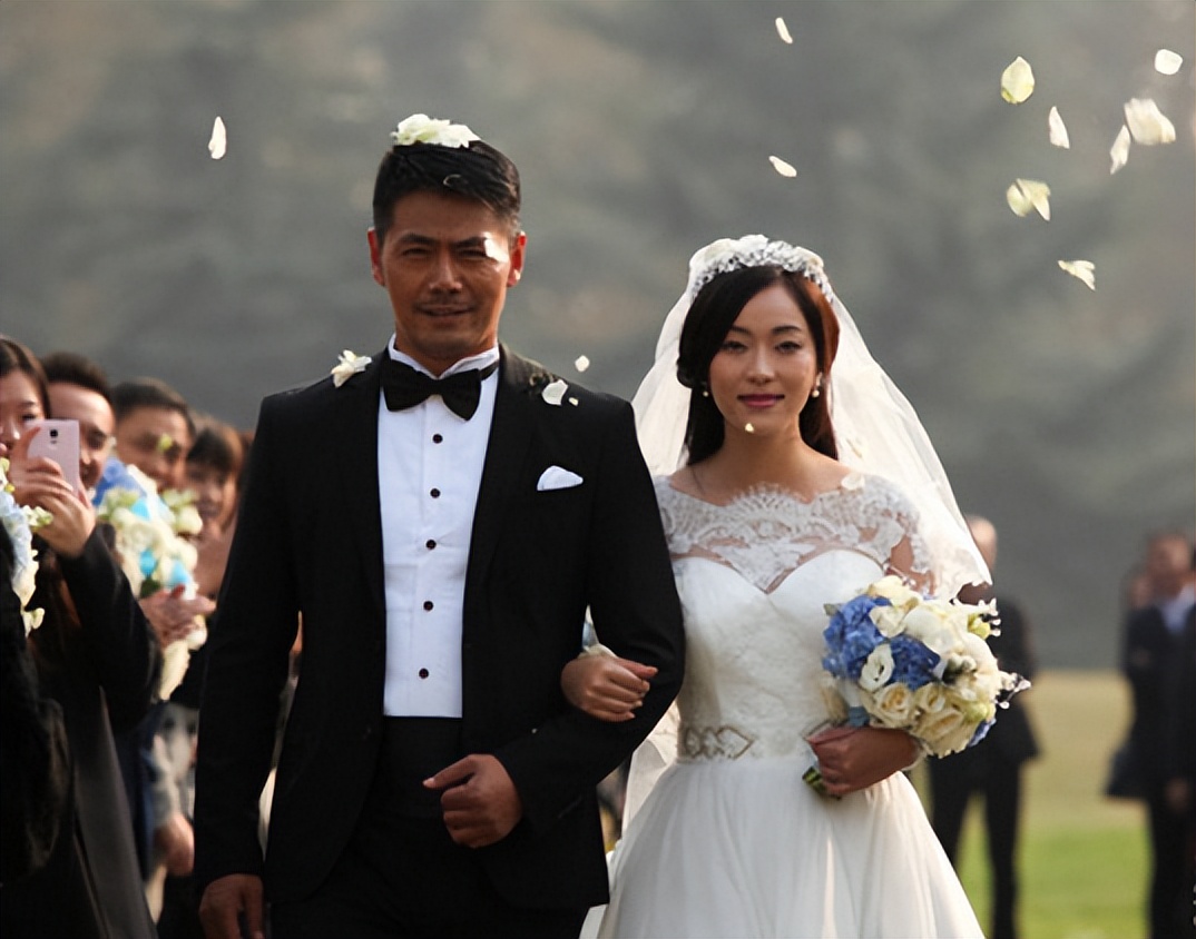 Shao Bing's wife Zhang Pei: Giving up her career for the family - iNEWS