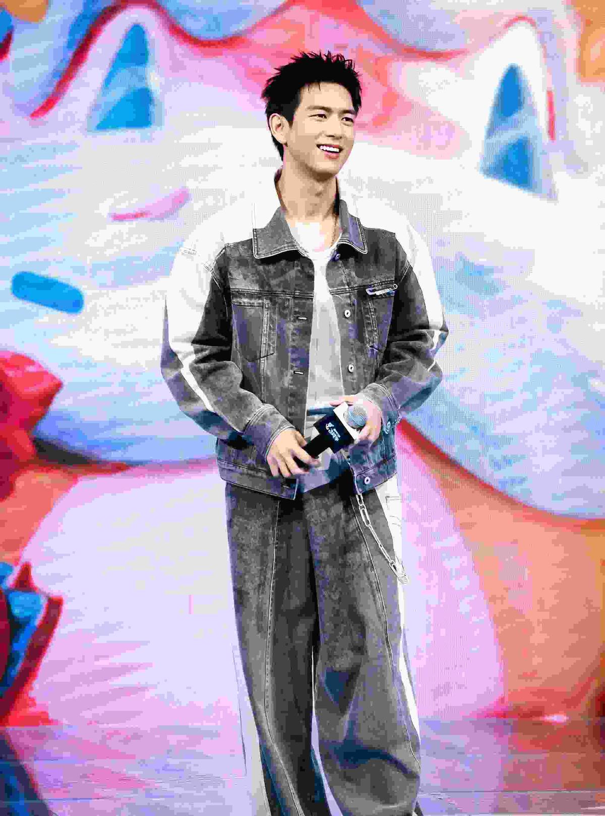 Li Xian's live show is a great gift. The e-sports male god is so ...