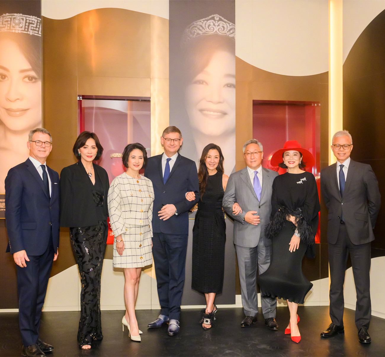 Carina Lau and Lin Qingxia are in the same frame as He Chaoqiong. She ...