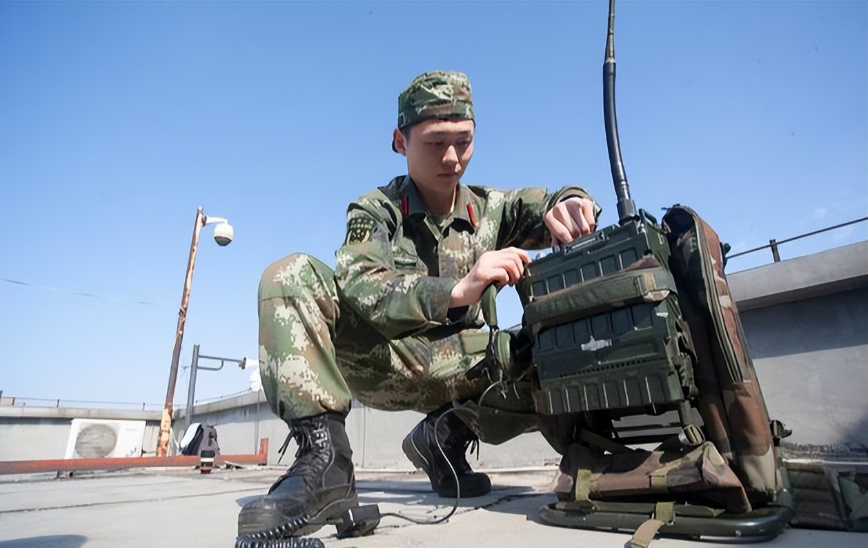 What are the advantages of "commissioned officers' school" in the army ...