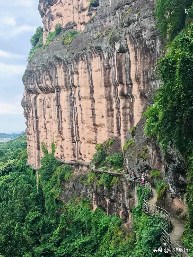 Longhushan Town in Jiangxi Province is named after Longhu Mountain ...