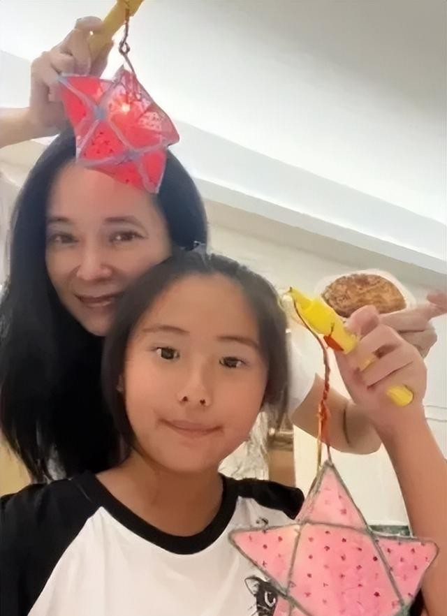 The older she gets, the prettier she becomes! 50-year-old Sonija Kwok ...