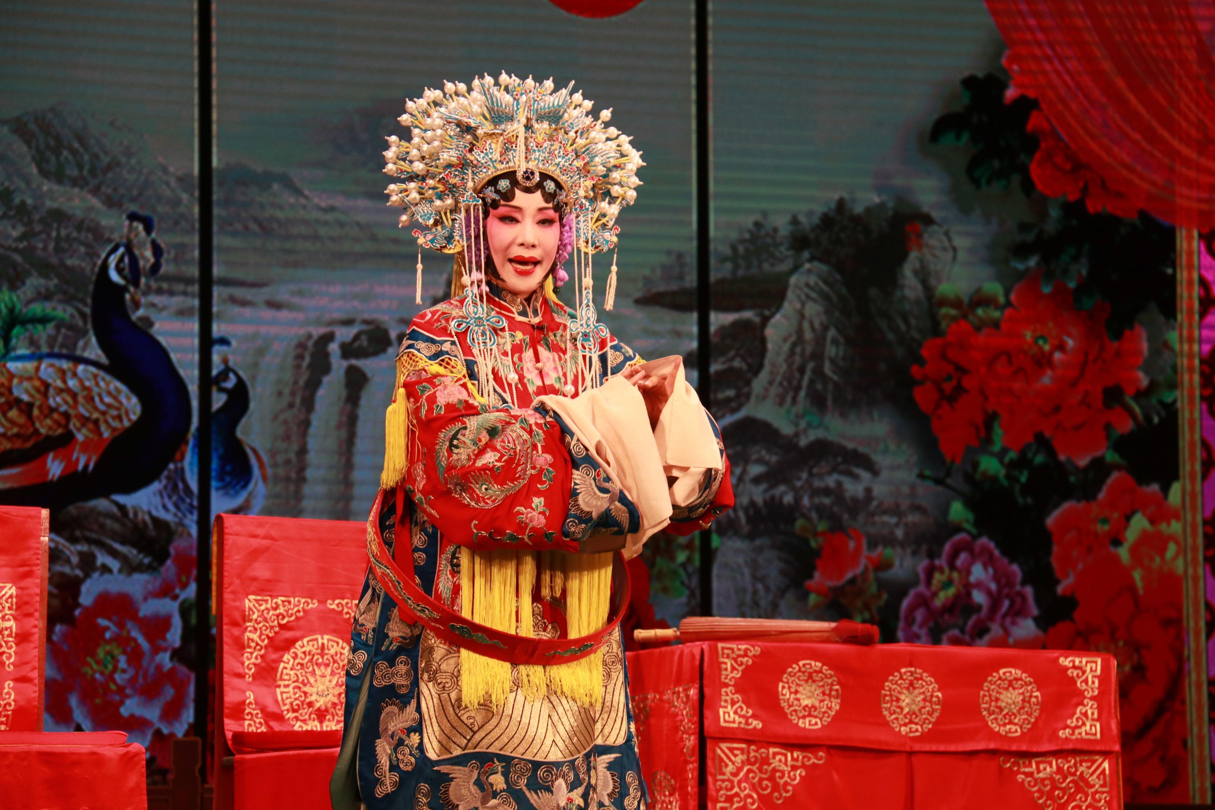 Why do the generals have flags behind their backs?Is it an exaggerated ...