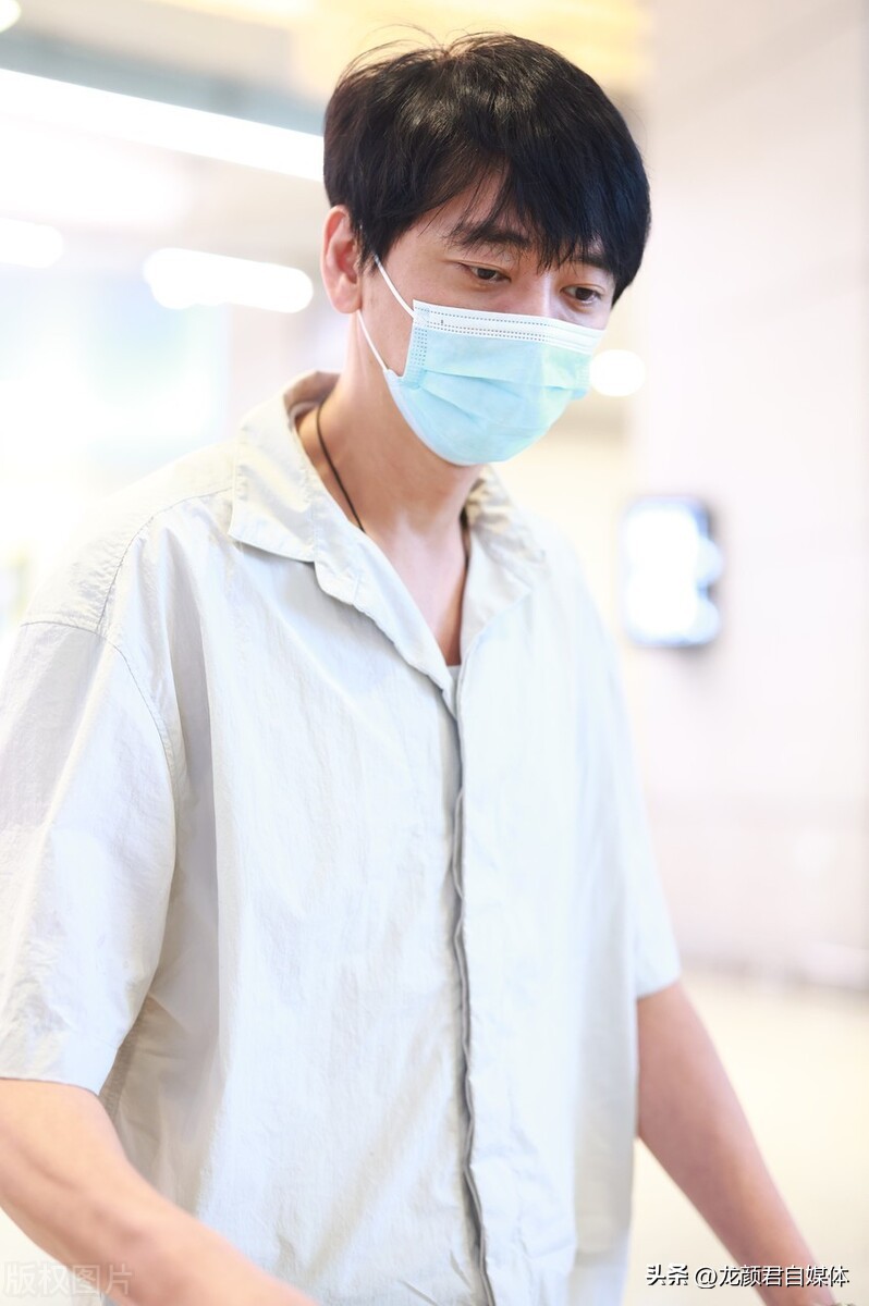Ashin, lead singer of Mayday Band, appeared at Shanghai Airport in a ...