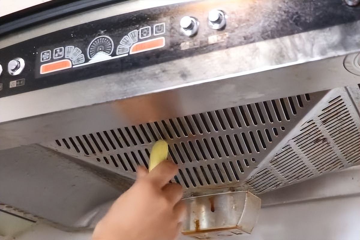 Hurry up and apply some soap to the range hood. It's really powerful ...