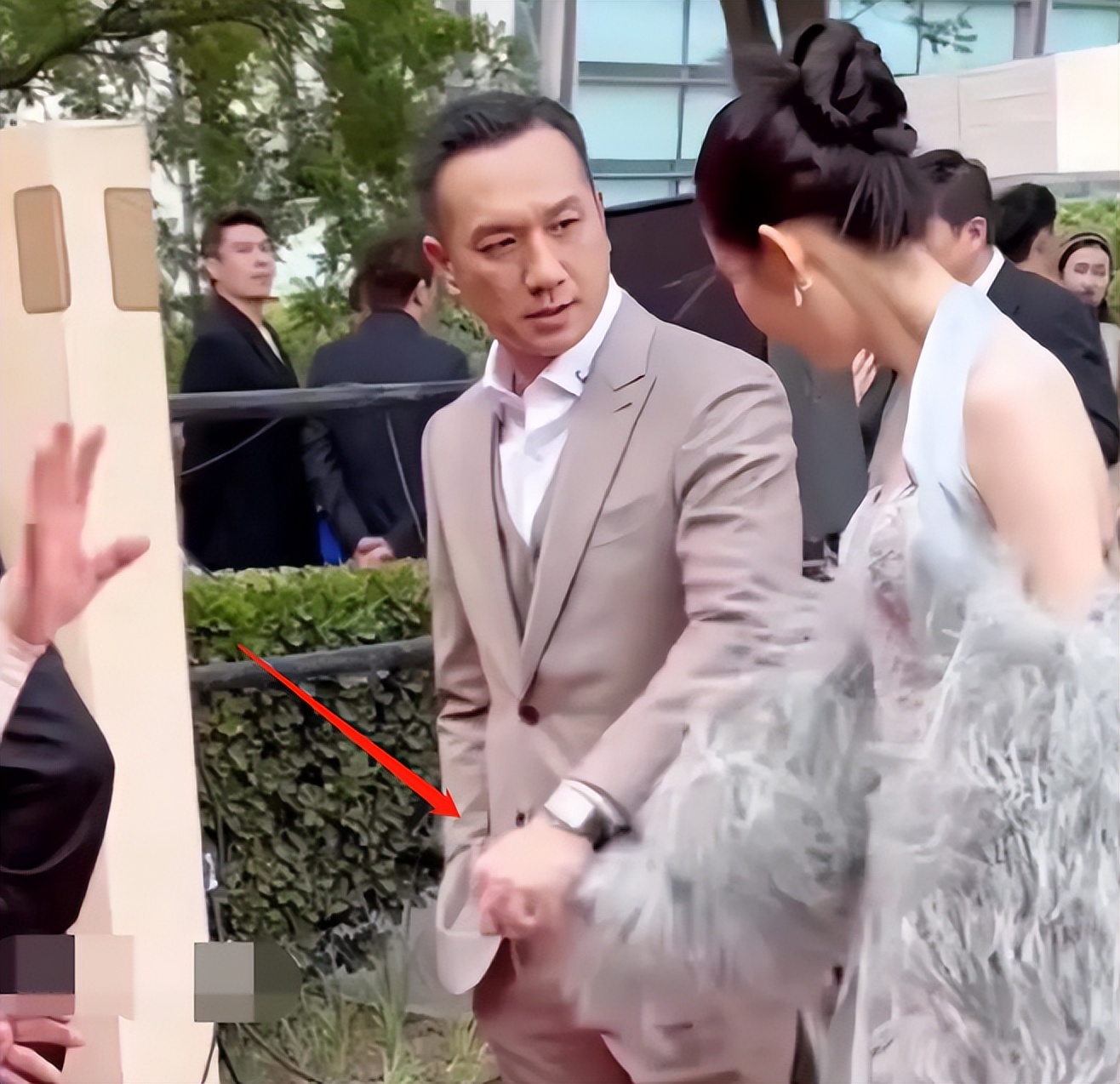 Huang Jue dangled Zhang Yifan's hand, being ridiculed for being greasy ...