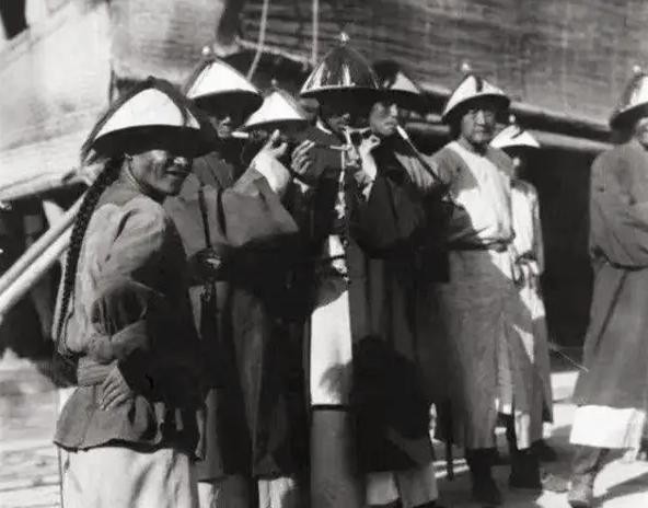 The real image of the imperial guards in the late Qing Dynasty: holding ...
