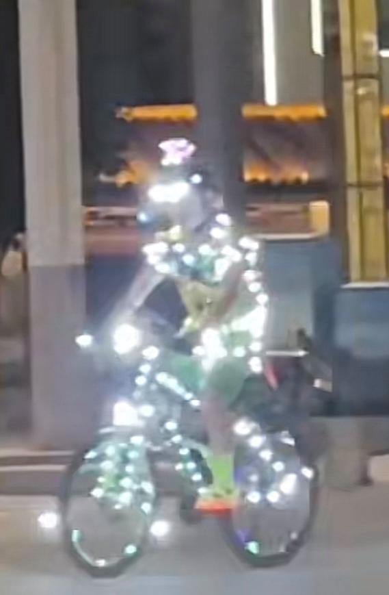 Celebrity riding outrageous thing! Peng Yuyan held a fan meeting, Wang ...