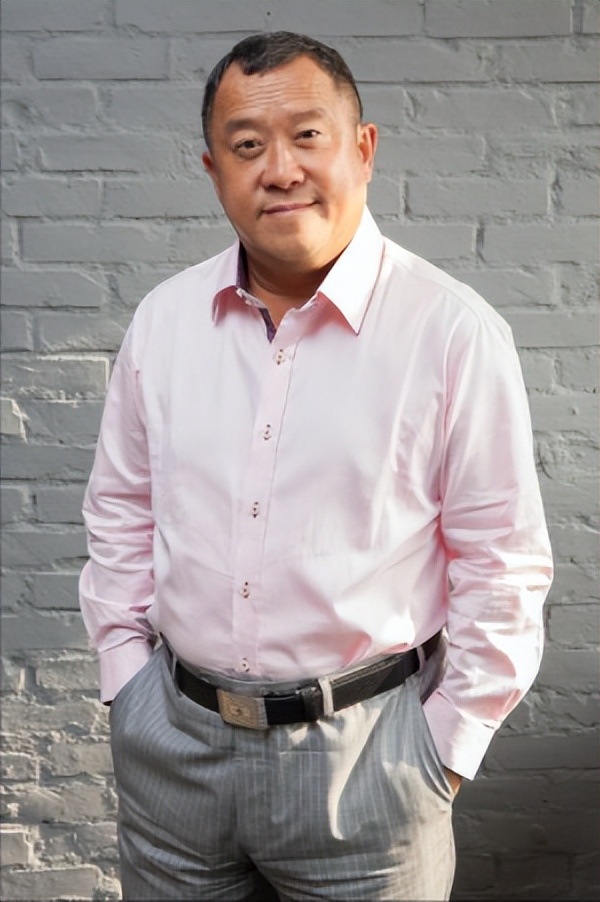 Zeng Zhiwei, a sensual dog and horse: Hug a rich woman, kiss a supermodel - iNEWS