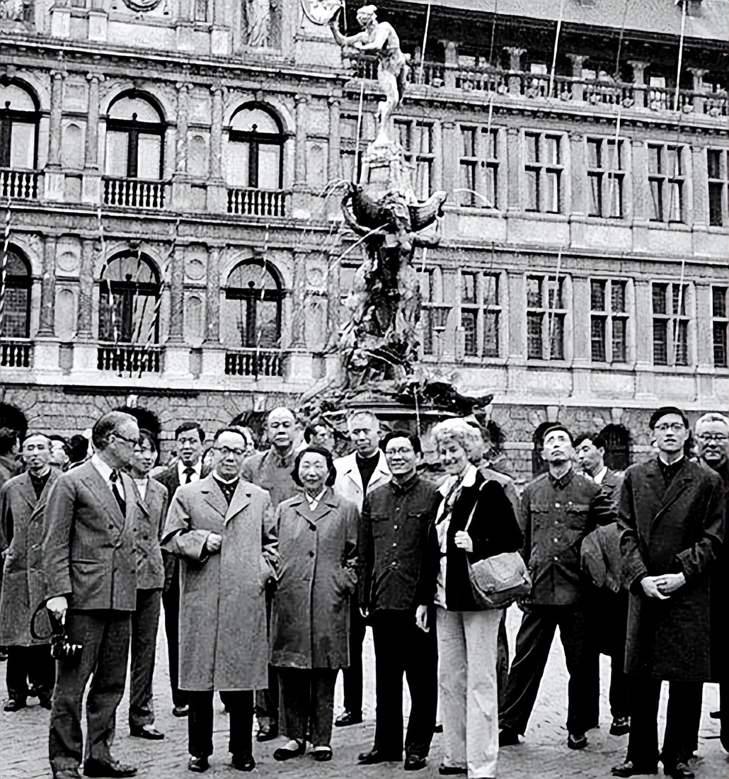 When Gu Mu visited Japan in 1979, his mother pointed at the TV and ...